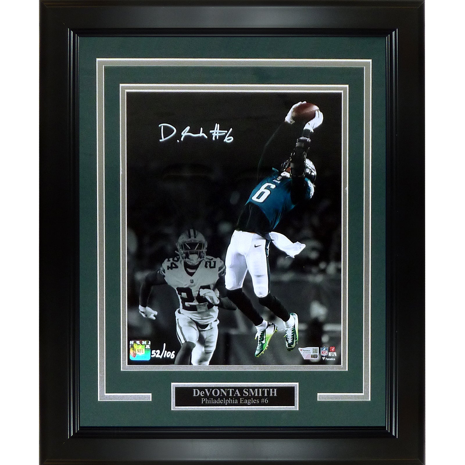 Devonta Smith Autographed Philadelphia Eagles (Spotlight) Deluxe Frame ...